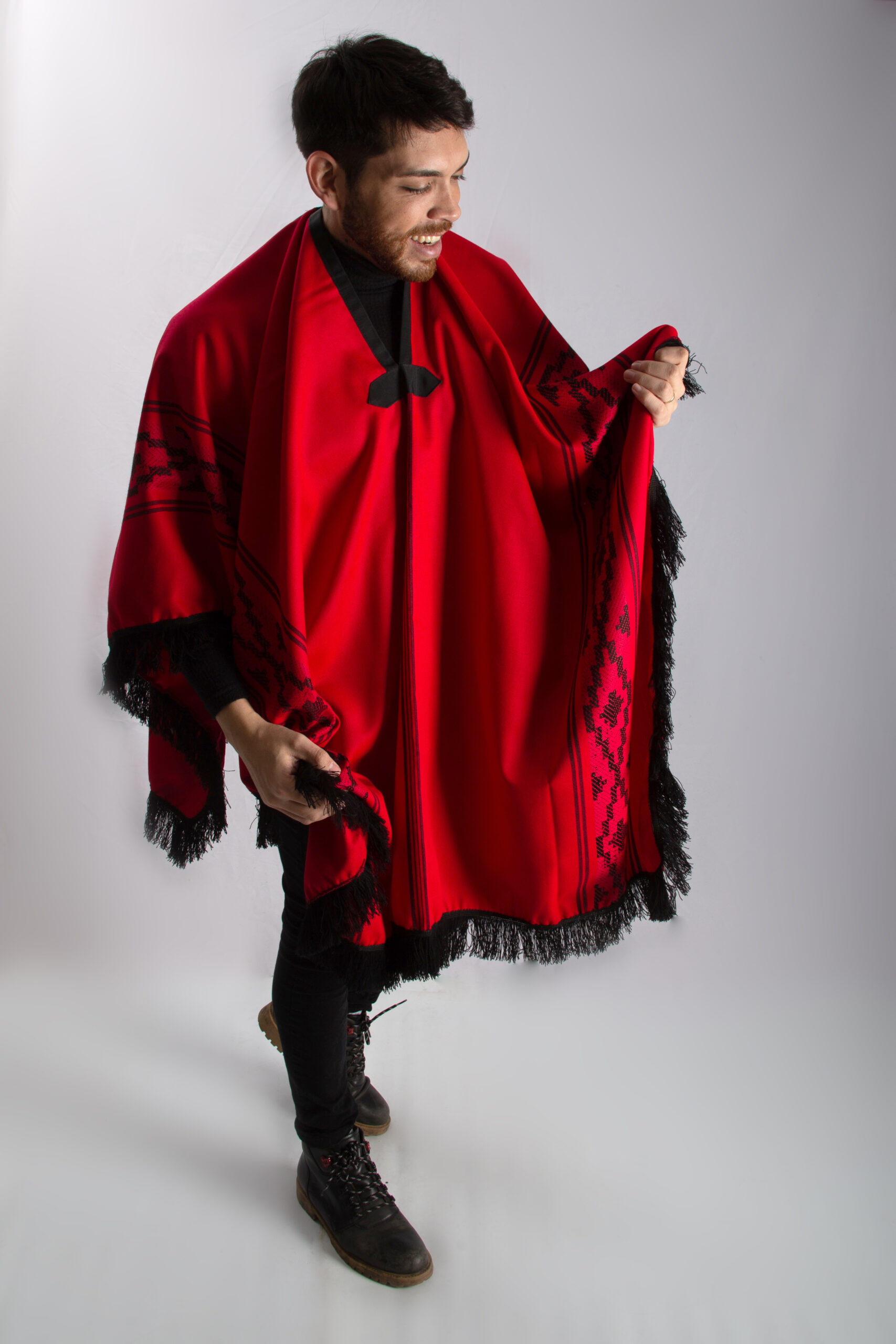 Poncho liviano rojo con guada pampa negra - Ponchos Argentinos