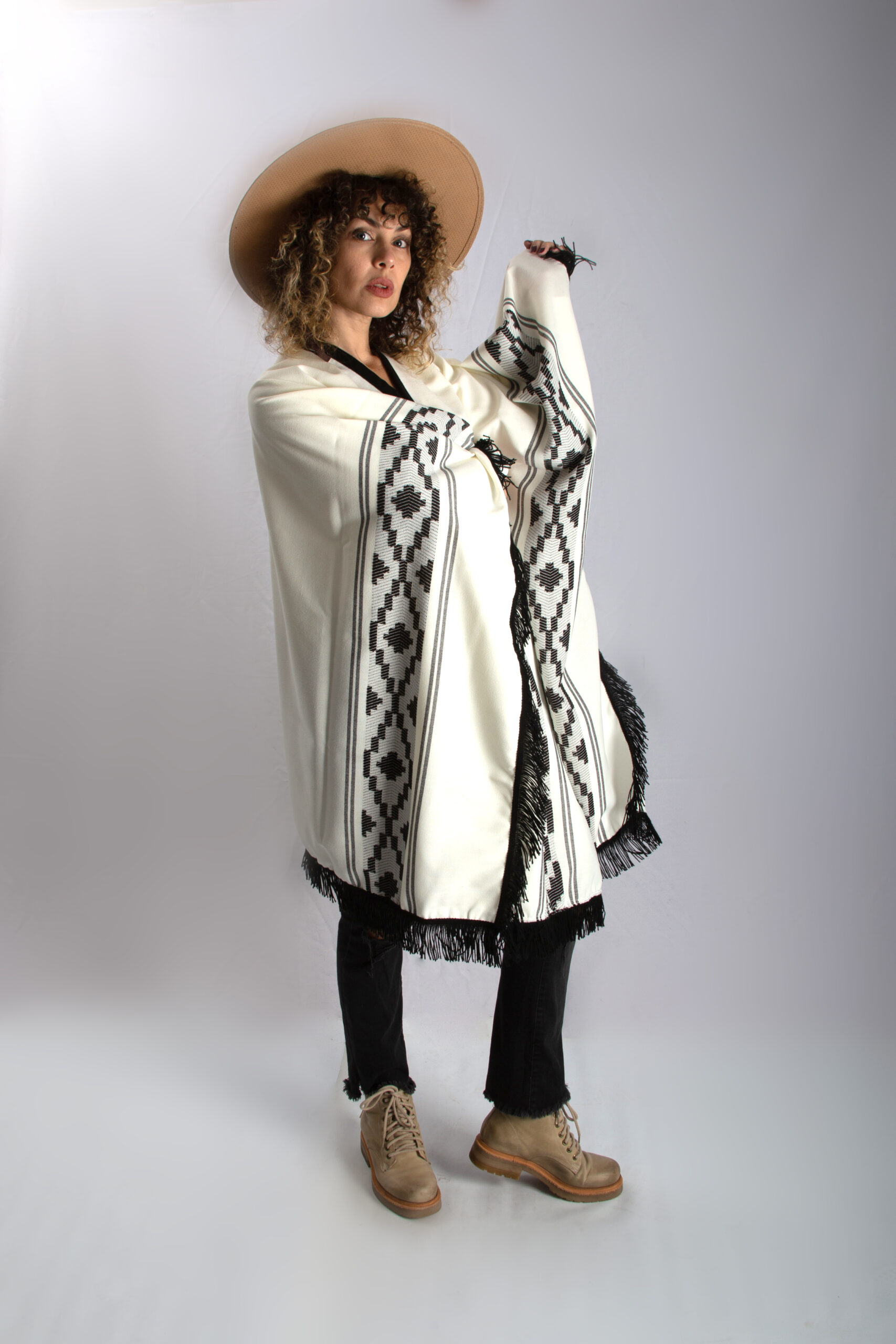 Poncho liviano blanco con guarda pampa negra - Ponchos Argentinos