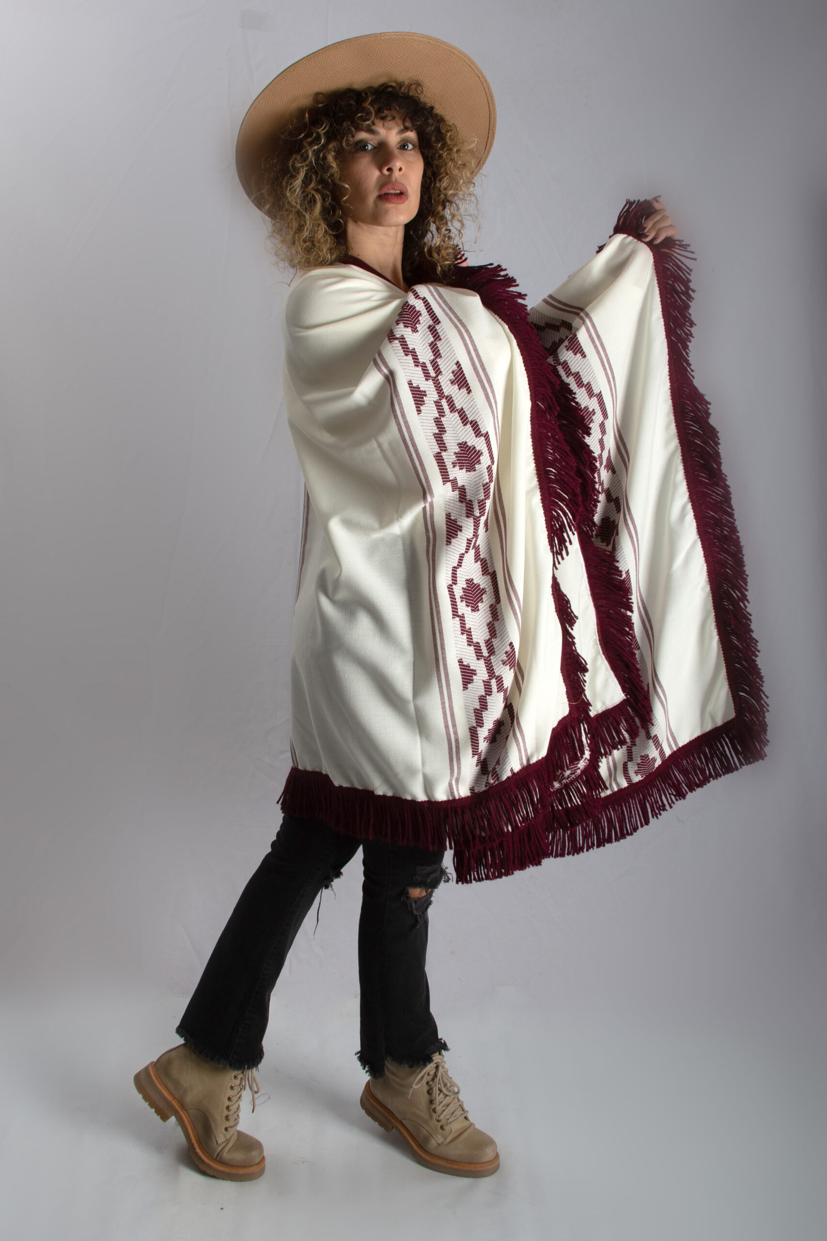 Poncho liviano blanco con guarda pampa bordo - Ponchos Argentinos