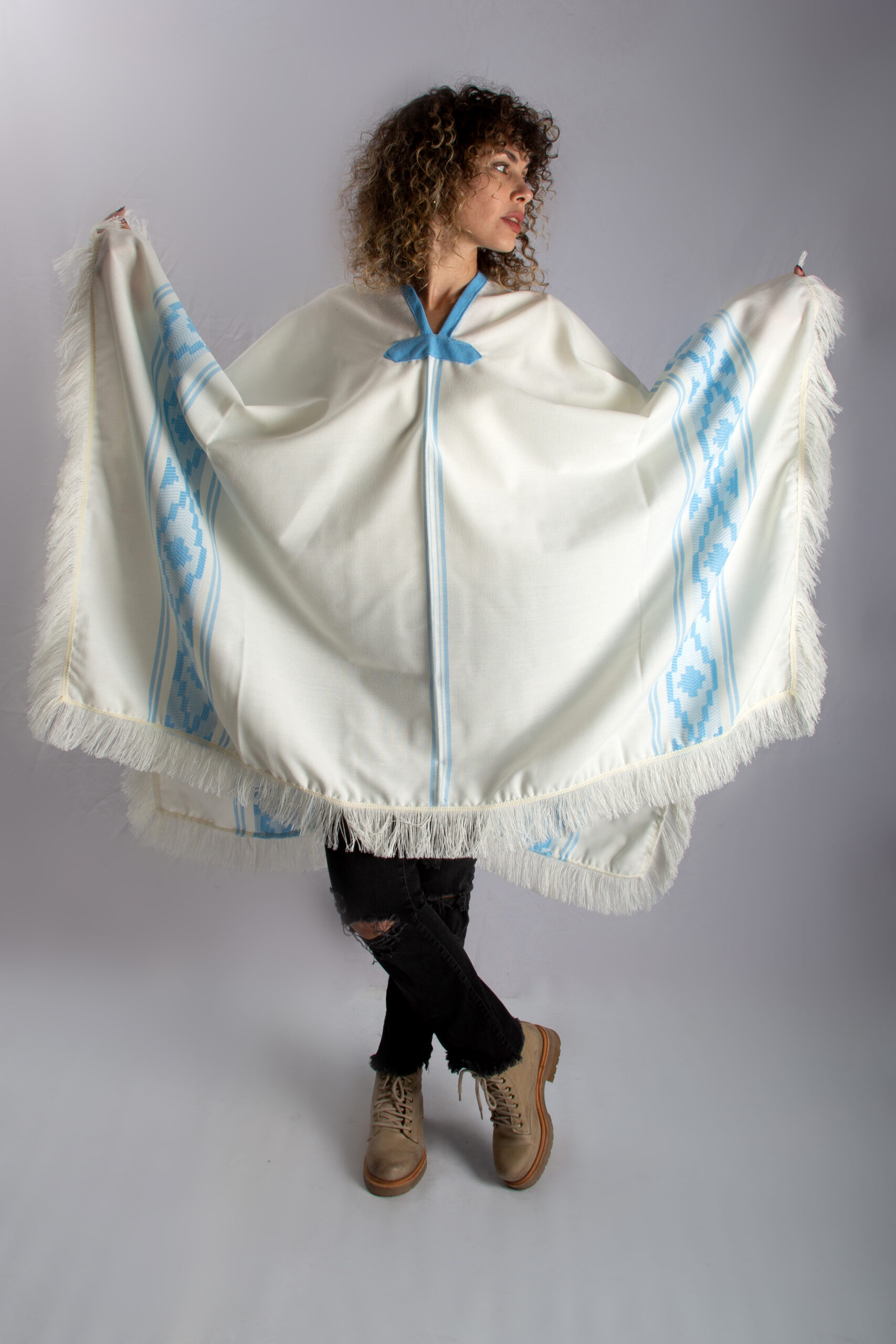 Poncho liviano blanco con guarda pampa celeste - Ponchos Argentinos